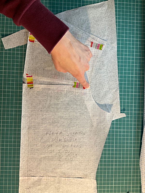 Rounded back adjustment without centre back seam or shoulder dart