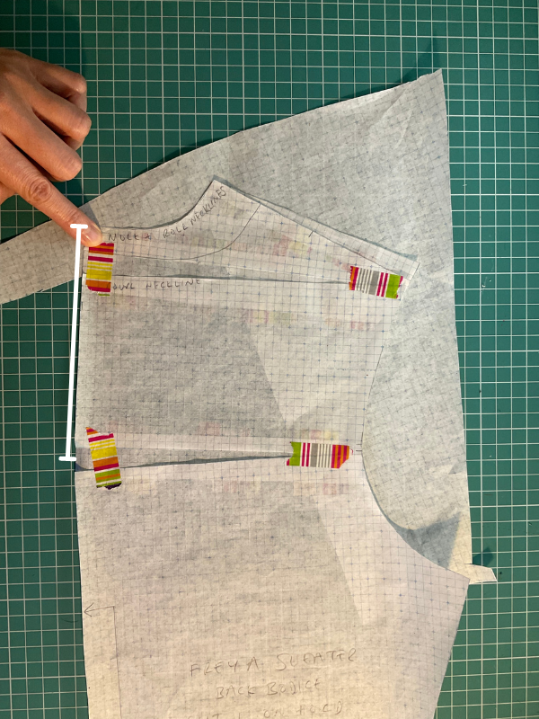 Rounded back adjustment without centre back seam or shoulder dart