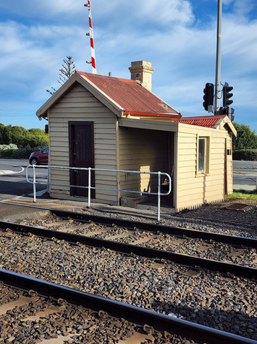 Gate Keepers Hut and Toilet - HO/N Scale | Mysite