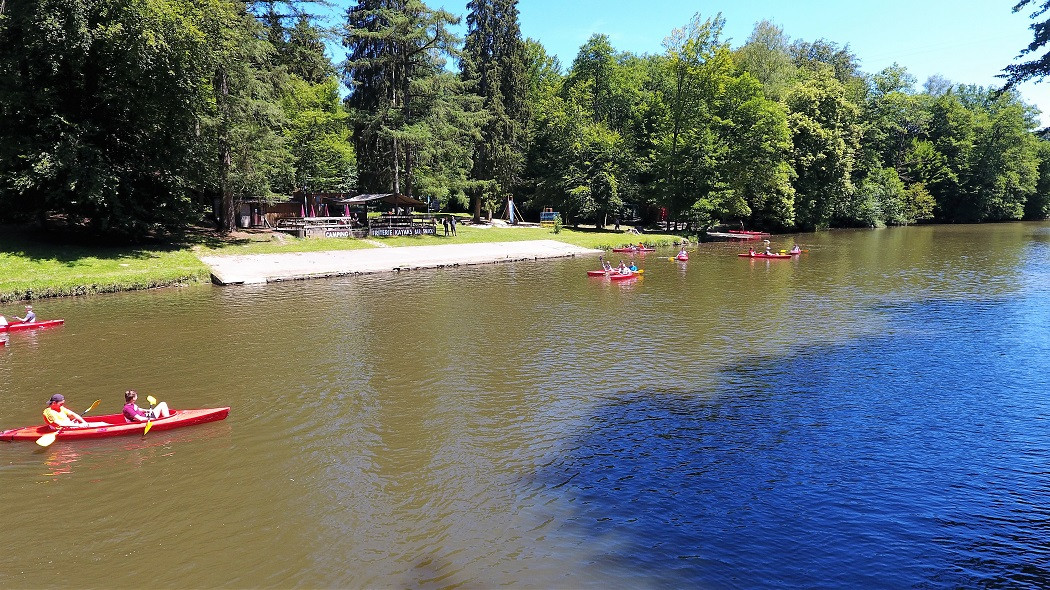 Activités du plan d'eau de Chiny proposées par les kayaks le batifol
