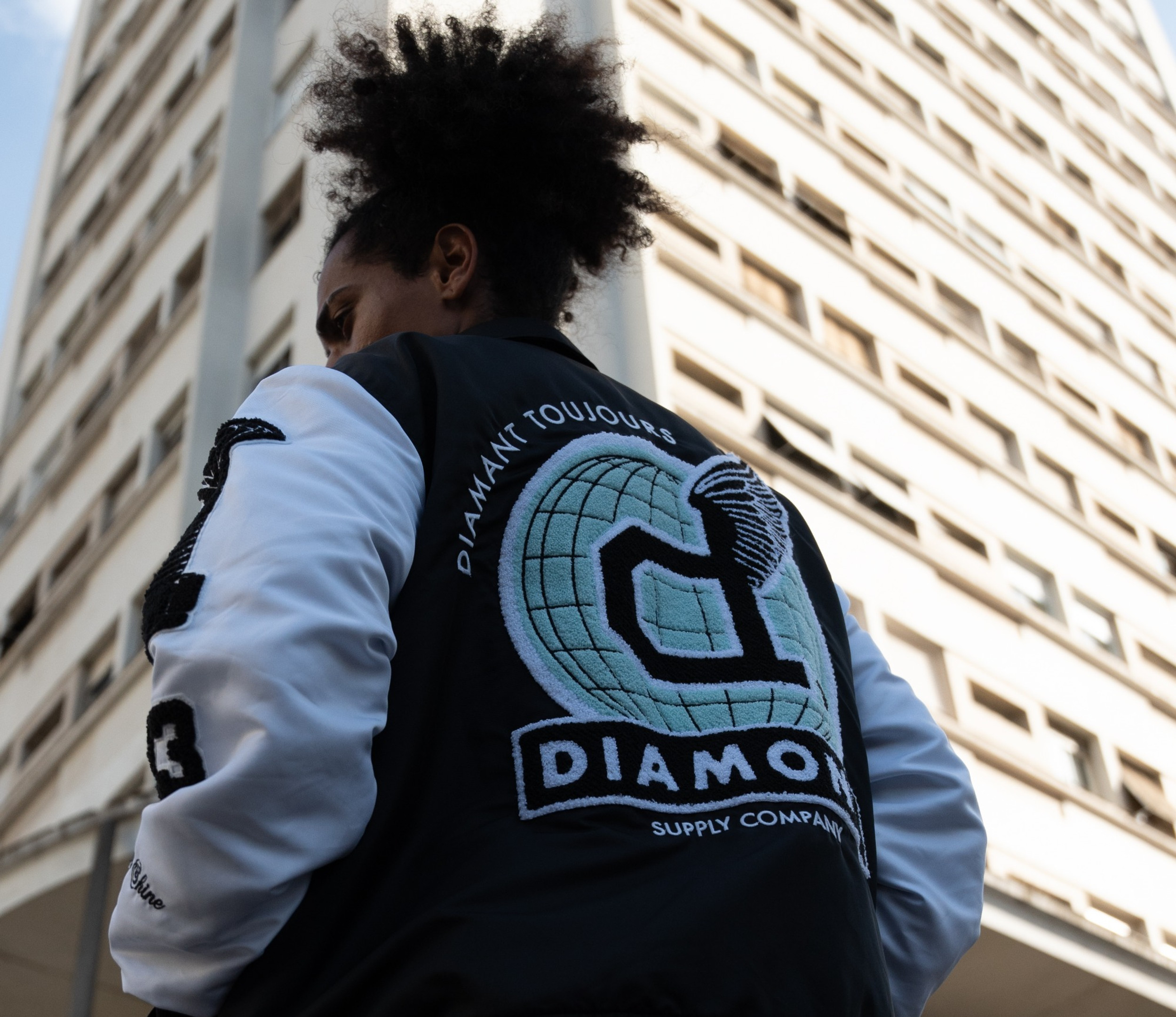 Diamond Supply lança jaqueta em comemoração aos 25 anos de marca.