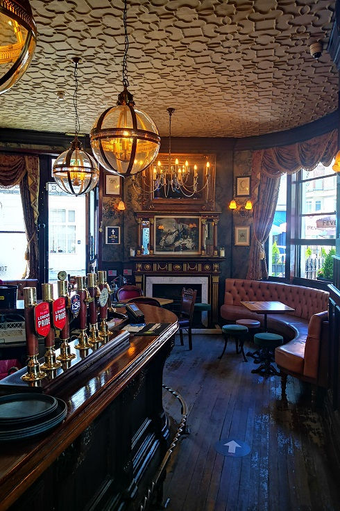 Lancaster Hall Hotel: Guide to the best pubs near Kensington Gardens.