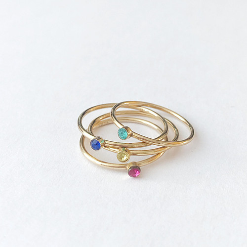 Goldfilled ring met mini steentje in kristal | VANEVA