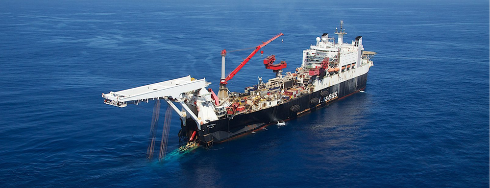 How do pipelay vessels work?