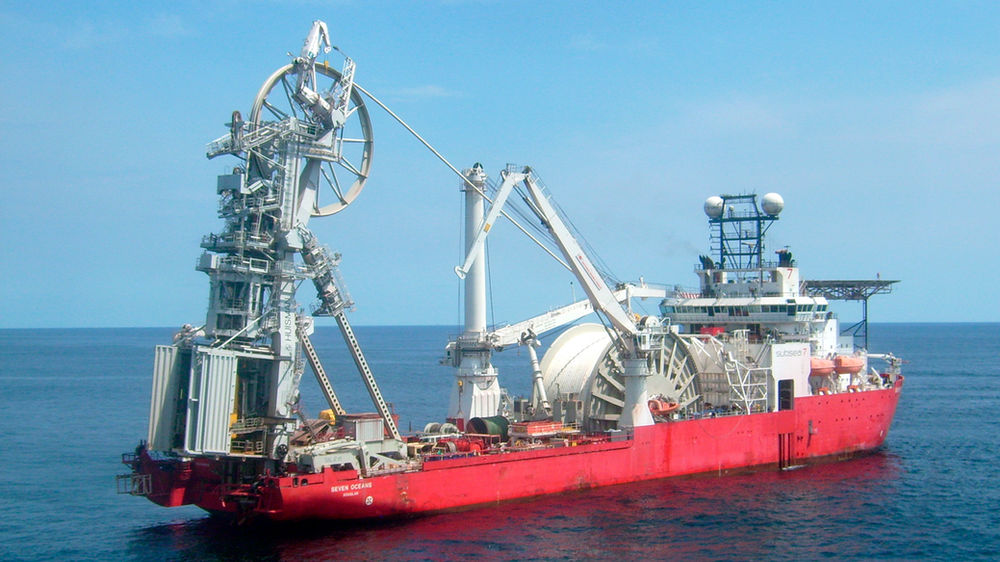 How do pipelay vessels work?