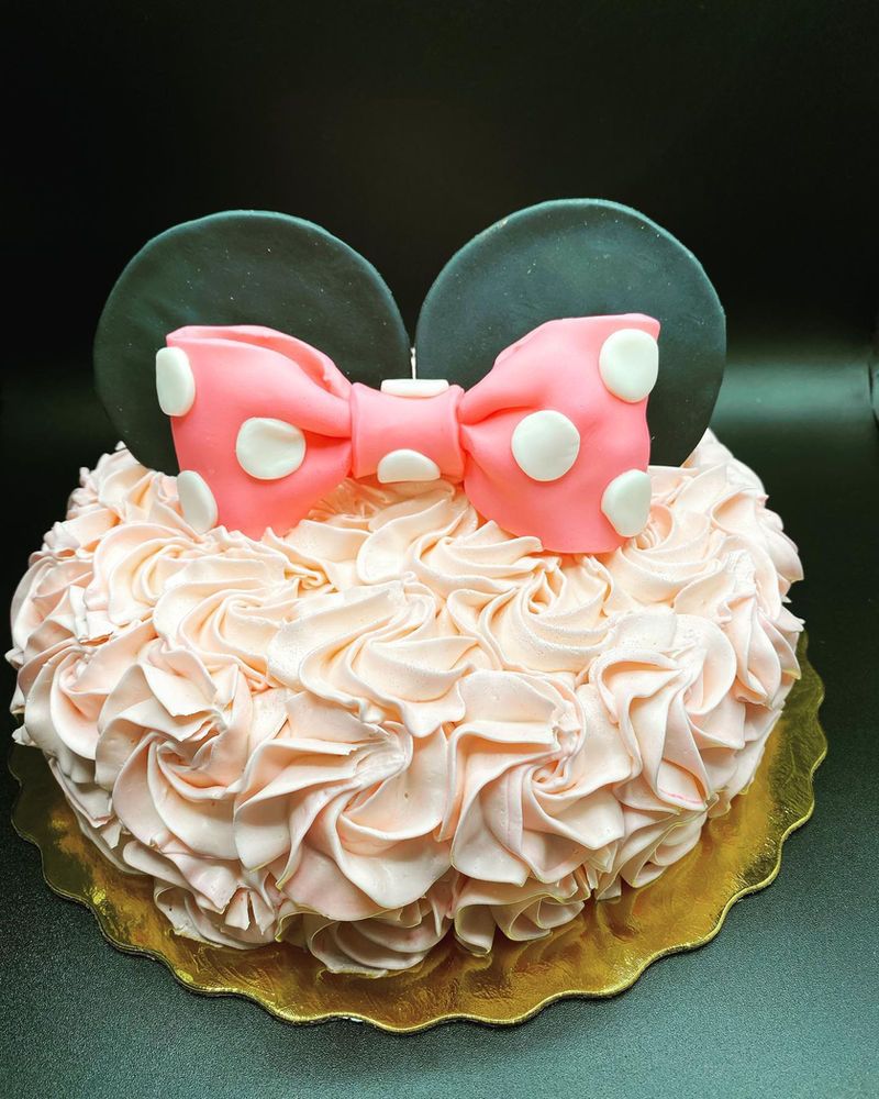 Making Minnie Mouse Cakes