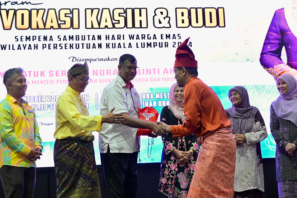 Dr. Abdul Basir menyampaikan ‘Kit Peralatan Kesihatan’ kepada warga emas