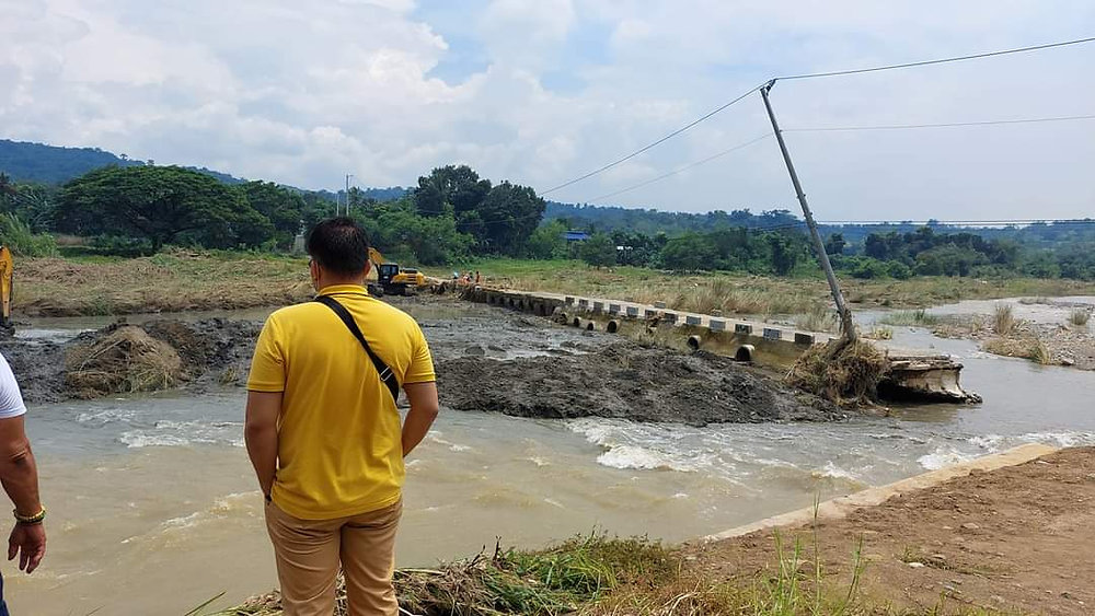 Pagkukumpuni sa Nasirang Tulay sa Brgy. Banaban Pagkukumpuni sa Nasirang Tulay sa Brgy. Banaban