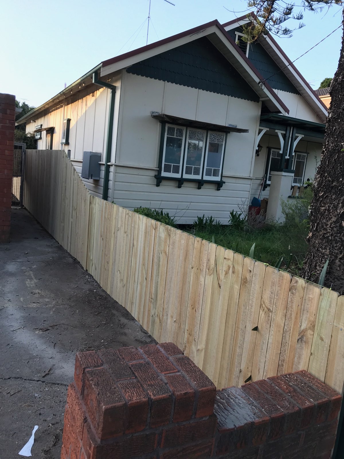 Timber Fencing | Timber Fence Price | Fencing Contractors Sydney