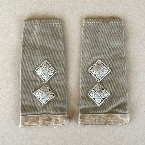 Pair of Australian Lieutenant Rank Slides | micksmedals