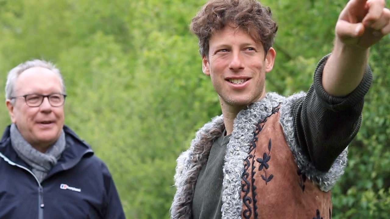 Sam Lee singing with Nightingales in Sussex