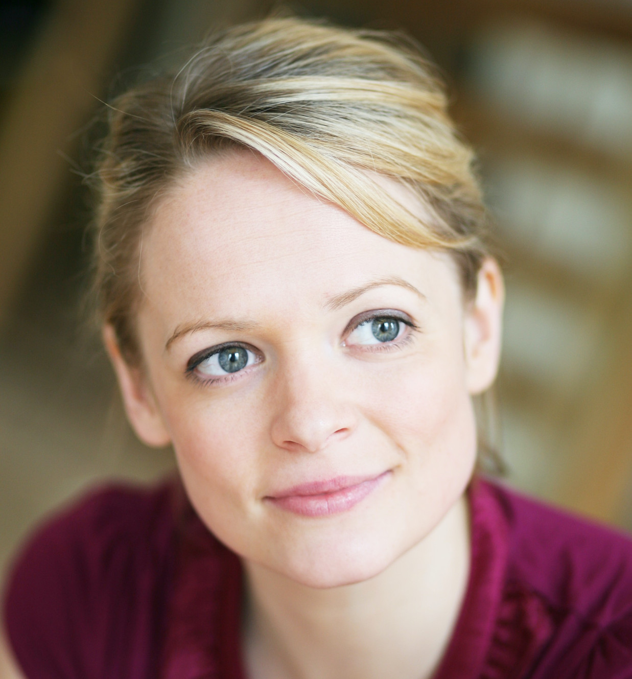 Voicereels | British Female Voiceover Artist - Laura Brydon