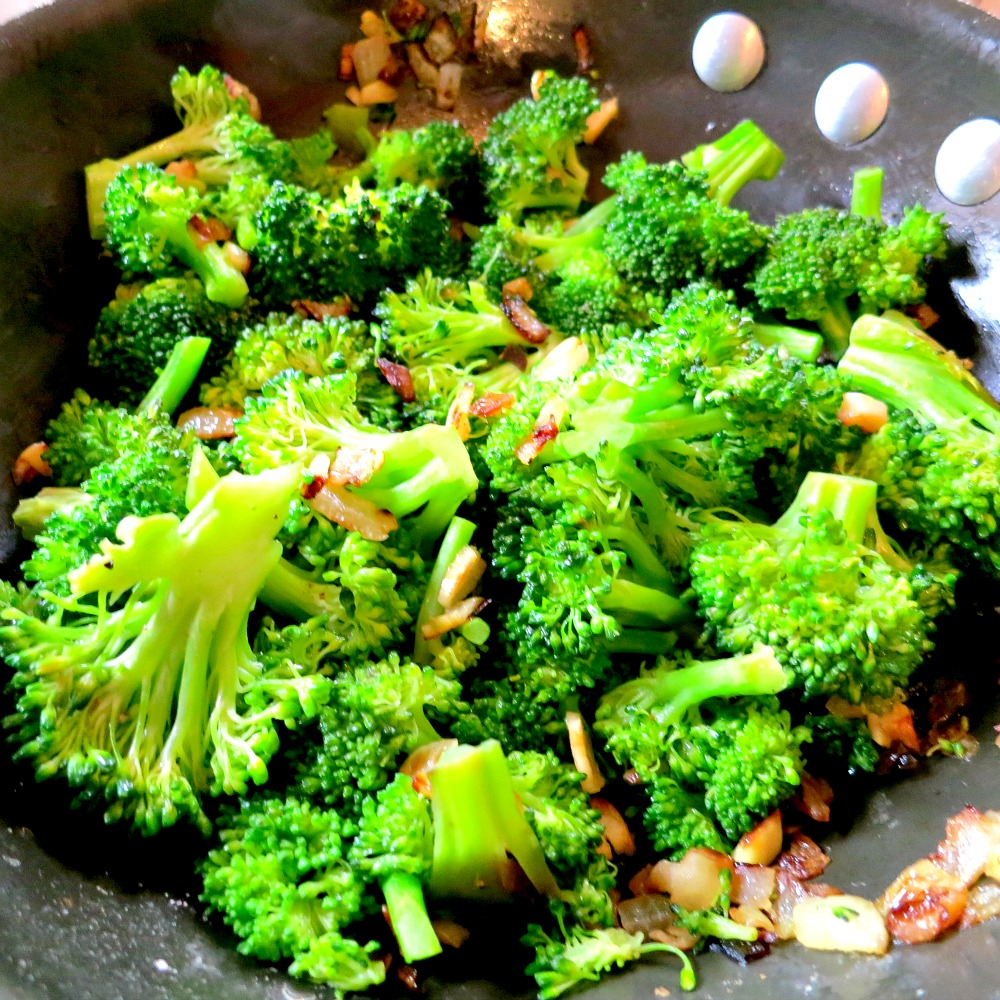 How to Keep Broccoli Fresh & Green After Cooking?