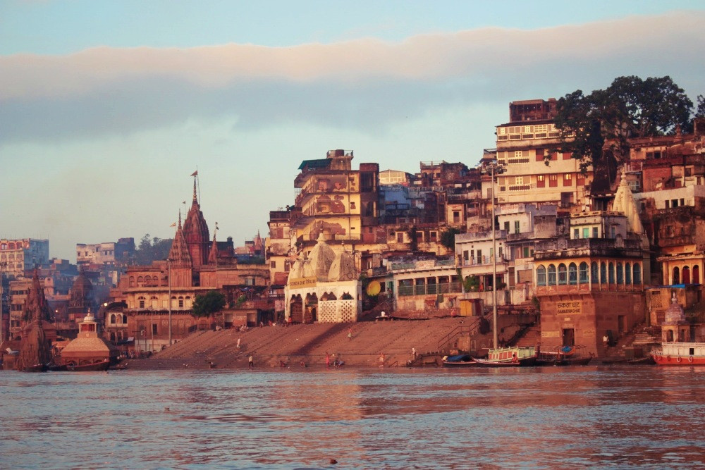 Bénarès, les rives du Gange à la lumière de l'aube (Inde)