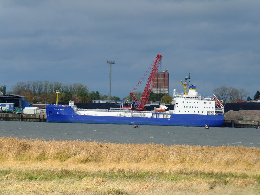 Castor-Transportschiff „Pacific Grebe“ legt in Nordenham an