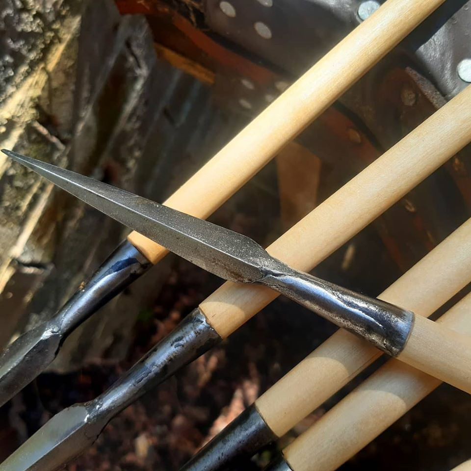 Set of six heavy war arrows