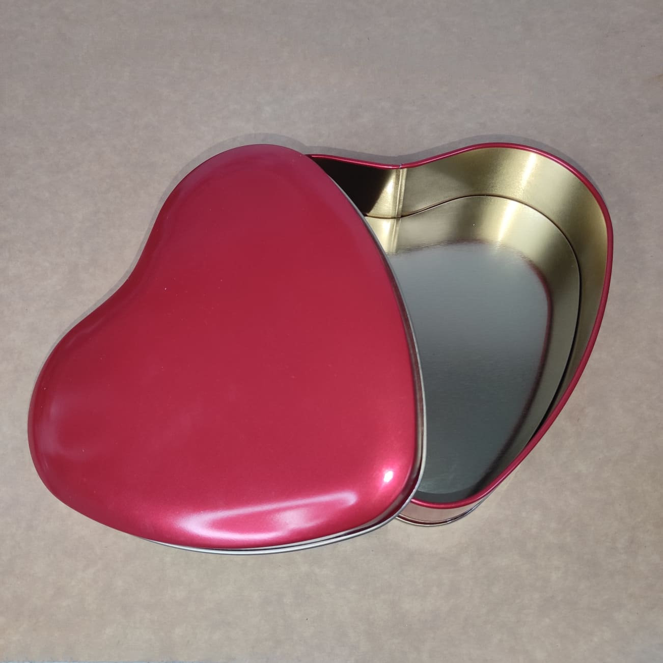 red-heart-tin-can-6x2