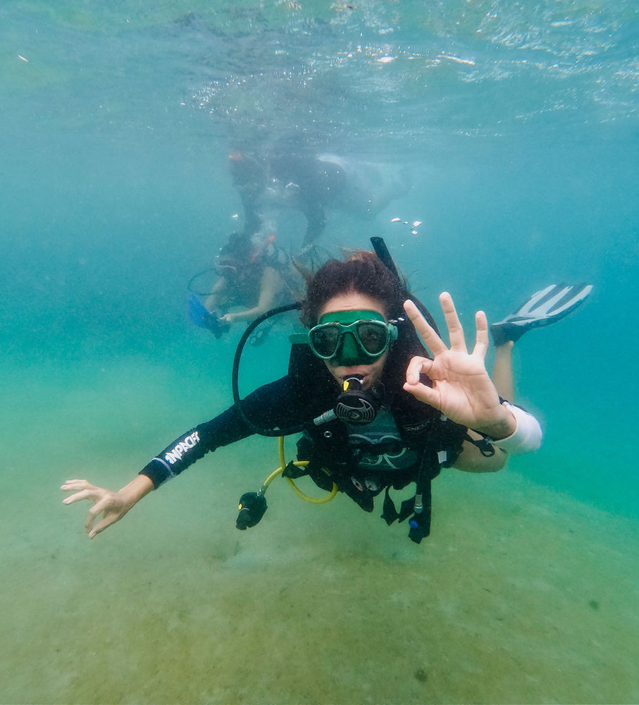 Jóvenes cuidando el mar