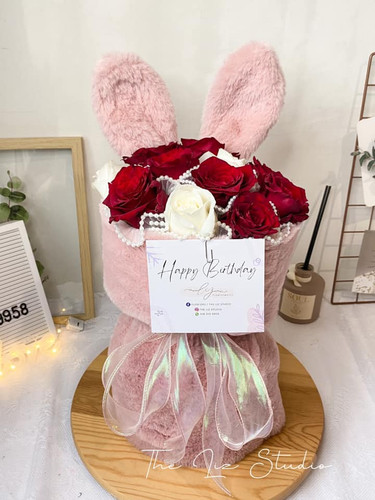Rabbit ear Fresh Roses Bouquet | The Liz Studio