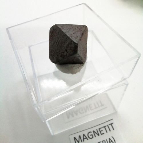 Magnetita brut, cristal magnetit natural | Unicatshop.ro