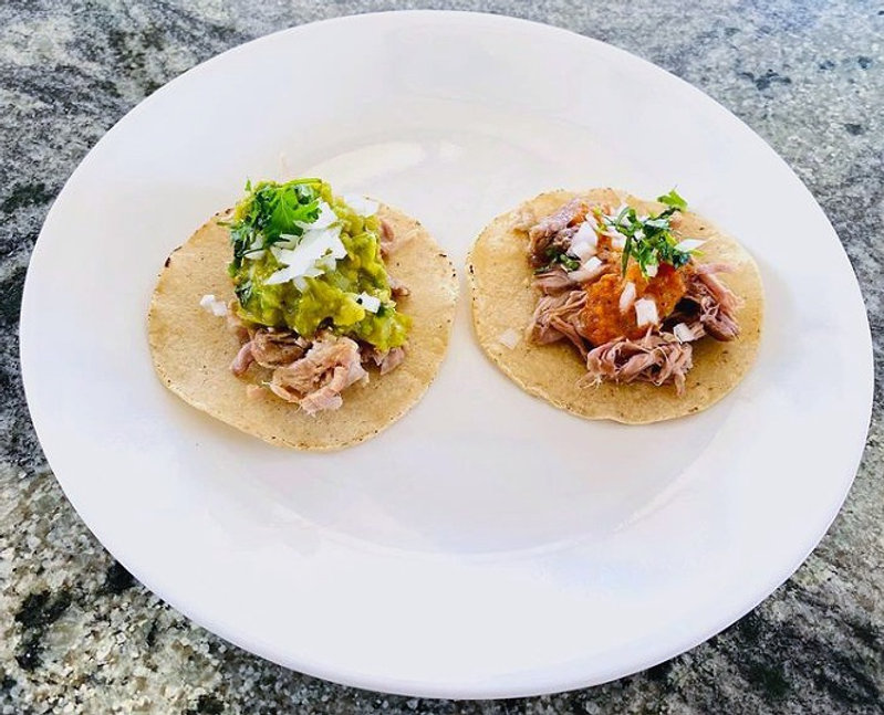 Tacos de puerco con salsa verde y roja