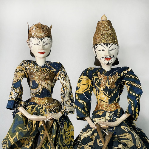 Wooden Puppet Couple in Traditional Batik – Bali Made | balipuppet