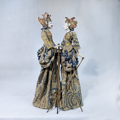 Couple in love. Batik wooden puppet. | balipuppet