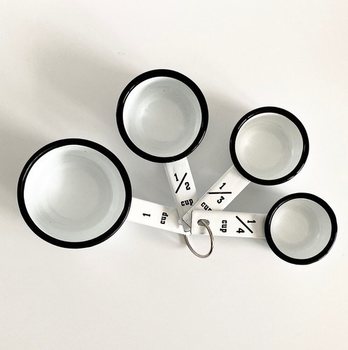 Set of 4 American style measuring cups in white enamel | R + R