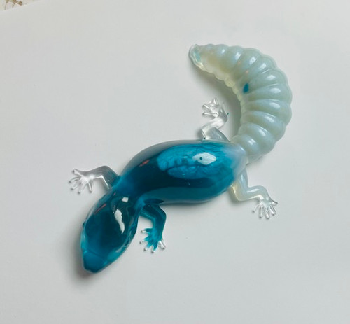 Blue and White Resin Lizard | Cribbage King