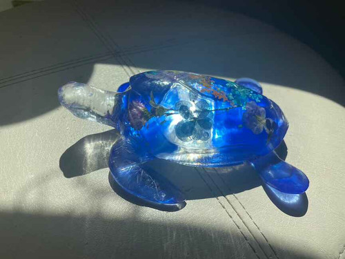 Blue translucent sea turtle with real flowers | Cribbage King