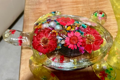 Clear resin turtle with real red flowers | Cribbage King