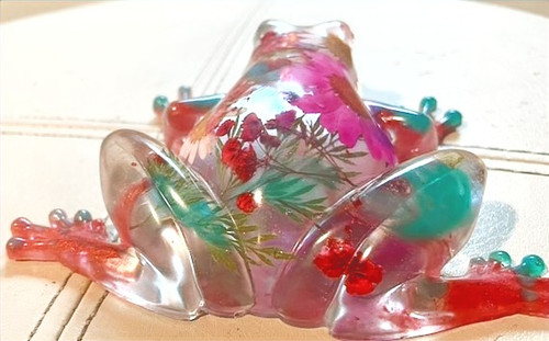 Home Decor Resin Frog Pink and White Flowers | Cribbage King