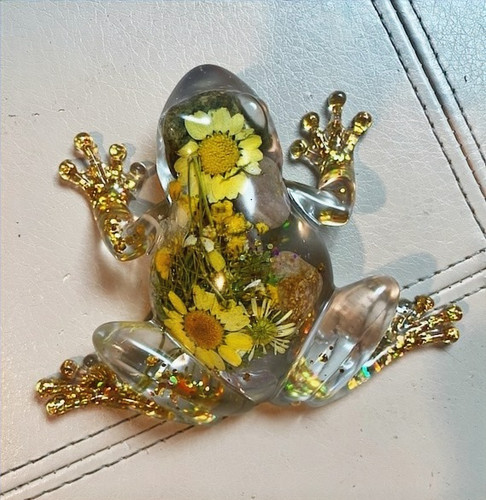 Clear glass resin frog with real yellow flowers | Cribbage King