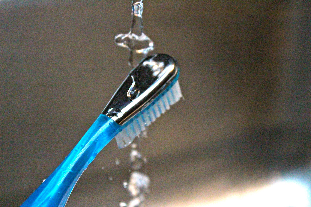 neutralizerPLUS+ The anti bad breath toothbrush