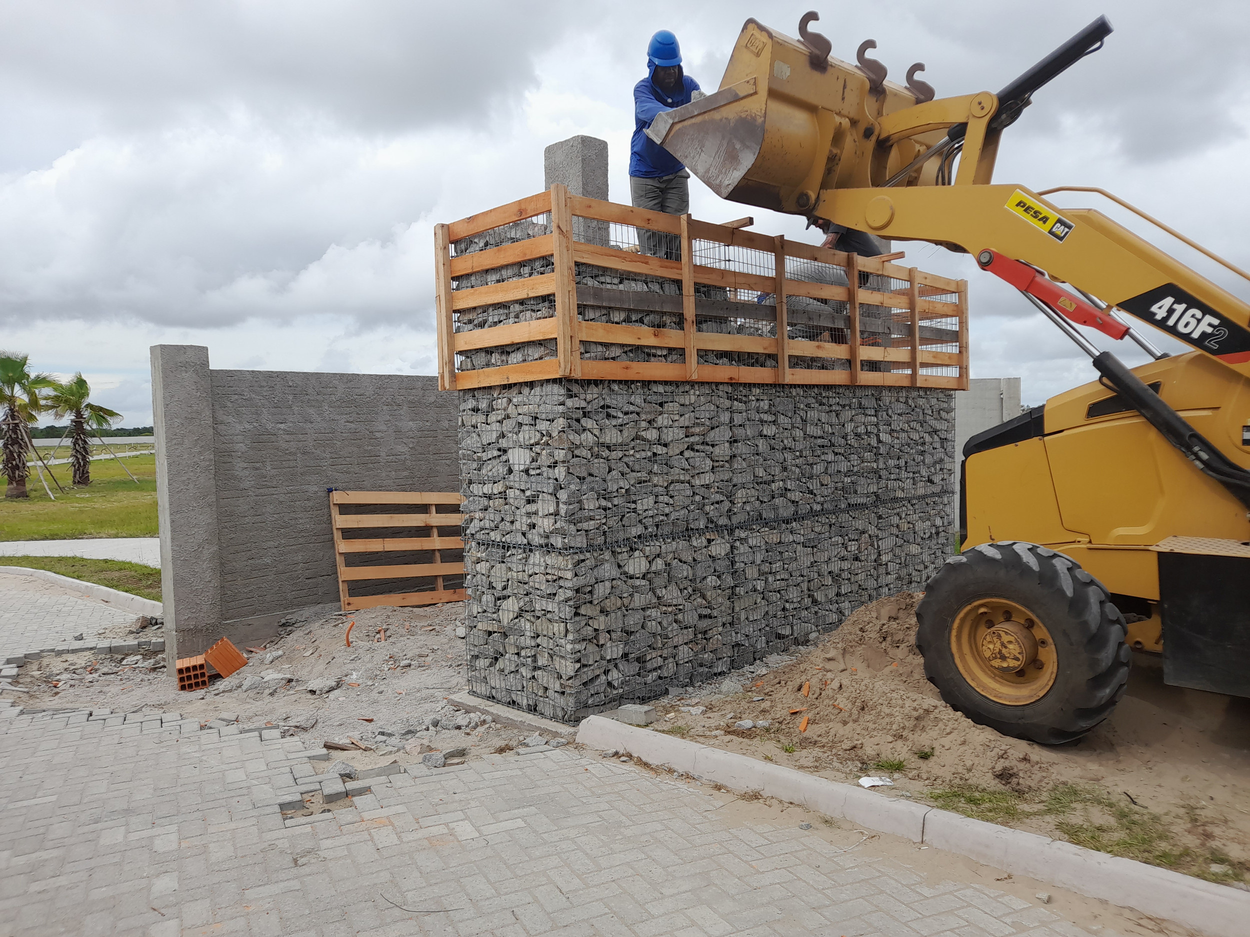 Muros de gabião na decoração: como usar em jardins e fachadas