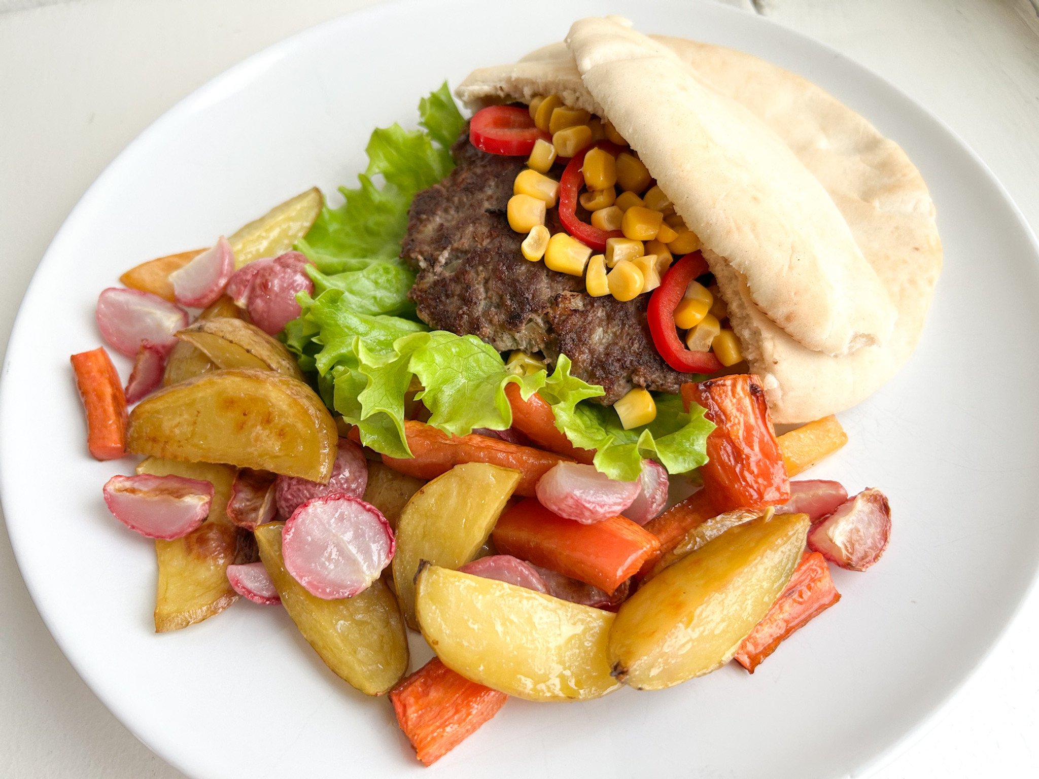 Hjemmelaget burger med fries av grønnsaker