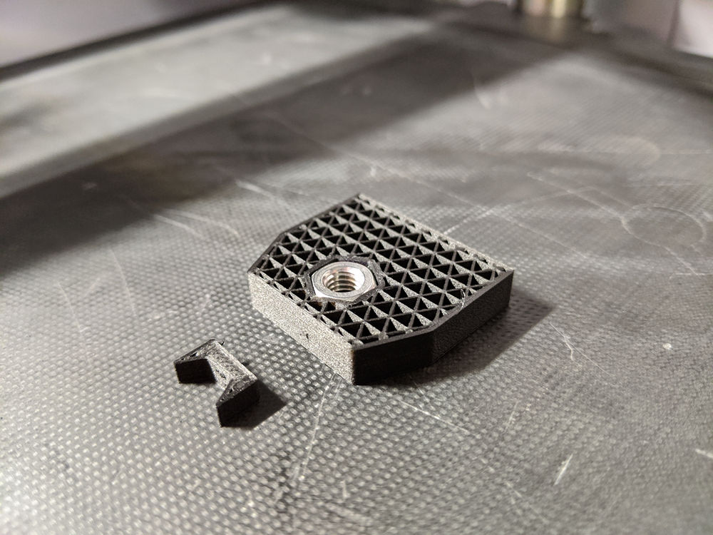 Embedding threads in 3D printed part. Free guide from CREAT3D