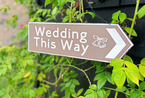 Wedding this way, rusty style road arrow sign | TheStablesPropHire