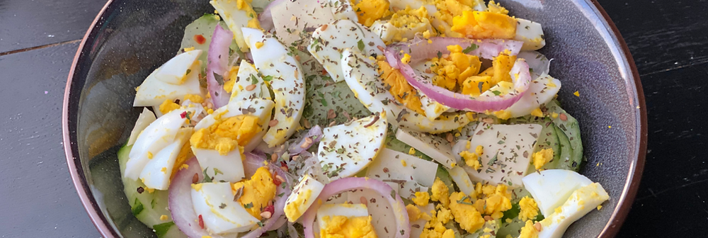 Salade composée minceur concombre, oeuf et oignon rouge
