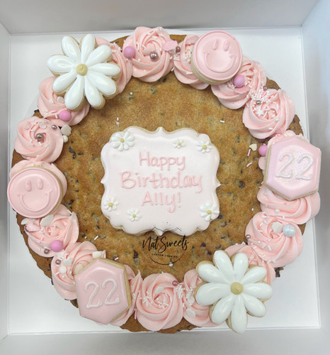 Daisy & Smiley Cookie Cake | natsweets-cookies