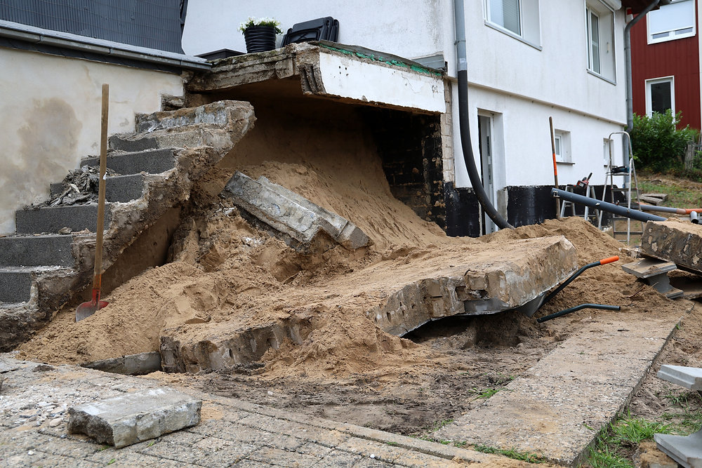 Dramatischer Rettungseinsatz: Mann unter eingestürzter Mauer begraben ...