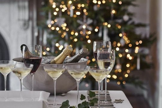 HOW TO HOST THE PERFECT CHRISTMAS PARTY