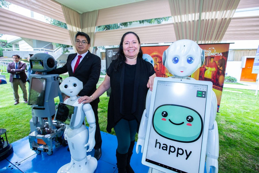 Investigadores arequipeños programan, diseñan y fabrican robots sociales