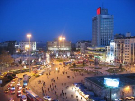 How to Spend a Saturday Night in Istanbul’s Taksim Square