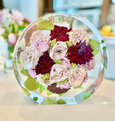 Round Resin Display | donttossthebouquet