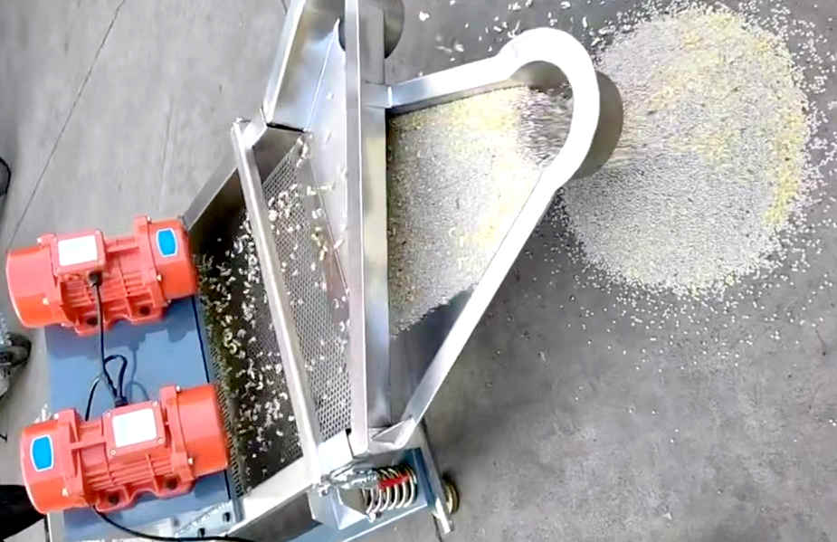 Plastic Particles sieving vibratory sieve machine | Reeger Machinery ...
