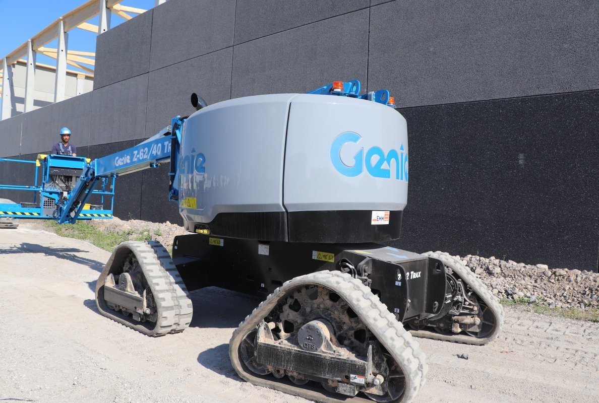 Genie track-driven boom lift supports French project