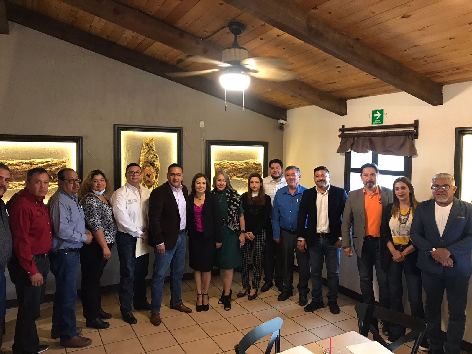 Jorge Baca preside reunión de información con directores se secundarias.