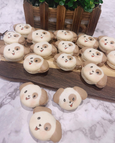 Custom a dog design macaron | Ivee Bakes