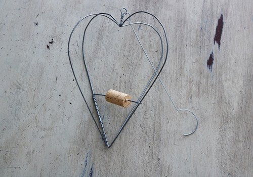 Wire Hanger - Heart shape with cork in center - large | In2Plants
